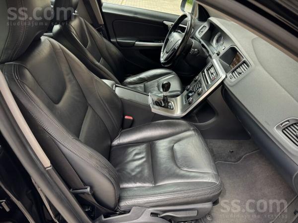 Melns Volvo V60 2012 Jelgava, ar dzinēja tilpumu 2.00 L un nobraukumu 0 tūkst. km par 6850 €, foto 10 vietnē AUTOMOTO.COM.LV