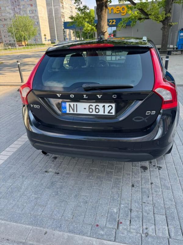 Melns Volvo V60 2012 Liepāja, ar dzinēja tilpumu 2.00 L un nobraukumu 344 tūkst. km par 5200 €, foto 3 vietnē AUTOMOTO.COM.LV