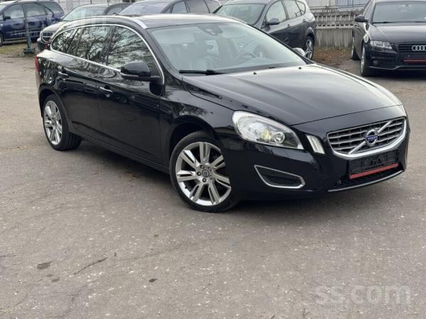 Black Volvo V60 2012 in Riga, with an engine capacity of 2.40 L and mileage of 248 thousand km for 6550 €, photo 1 on AUTOMOTO.COM.LV