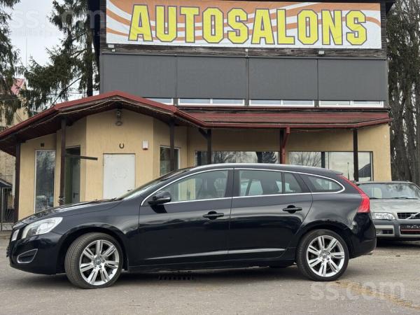 Black Volvo V60 2012 in Riga, with an engine capacity of 2.40 L and mileage of 248 thousand km for 6550 €, photo 2 on AUTOMOTO.COM.LV