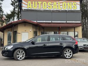 Black Volvo V60 2012 in Riga, with an engine capacity of 2.40 L and mileage of 248 thousand km for 6550 €, photo 3 on AUTOMOTO.COM.LV