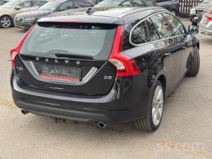 Black Volvo V60 2012 in Riga, with an engine capacity of 2.40 L and mileage of 248 thousand km for 6550 €, photo 4 on AUTOMOTO.COM.LV