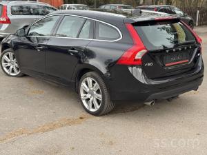 Black Volvo V60 2012 in Riga, with an engine capacity of 2.40 L and mileage of 248 thousand km for 6550 €, photo 5 on AUTOMOTO.COM.LV