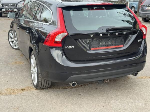 Black Volvo V60 2012 in Riga, with an engine capacity of 2.40 L and mileage of 248 thousand km for 6550 €, photo 5 on AUTOMOTO.COM.LV