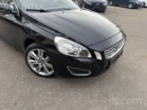 Black Volvo V60 2012 in Riga, with an engine capacity of 2.40 L and mileage of 248 thousand km for 6550 €, photo 8 on AUTOMOTO.COM.LV
