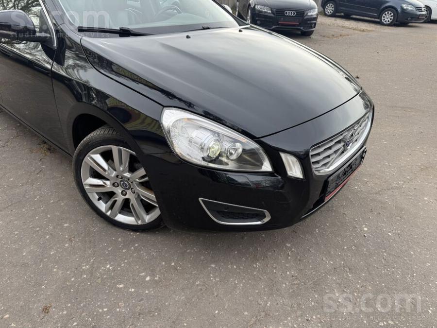Black Volvo V60 2012 in Riga, with an engine capacity of 2.40 L and mileage of 248 thousand km for 6550 €, photo 8 on AUTOMOTO.COM.LV
