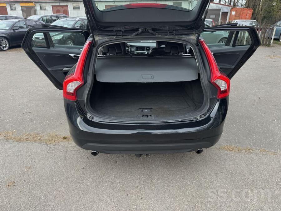 Black Volvo V60 2012 in Riga, with an engine capacity of 2.40 L and mileage of 248 thousand km for 6550 €, photo 10 on AUTOMOTO.COM.LV