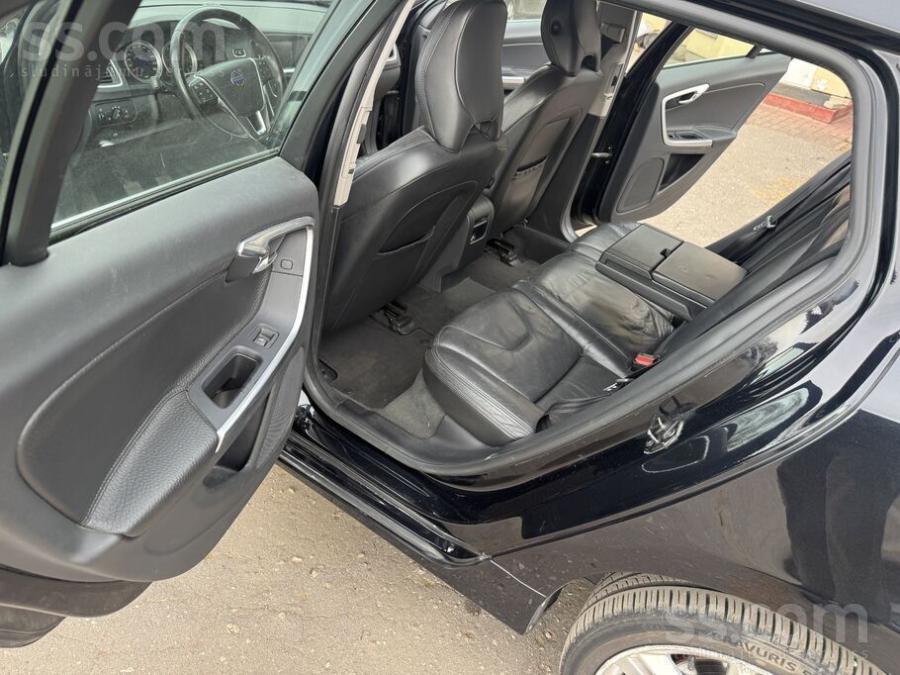 Black Volvo V60 2012 in Riga, with an engine capacity of 2.40 L and mileage of 248 thousand km for 6550 €, photo 13 on AUTOMOTO.COM.LV