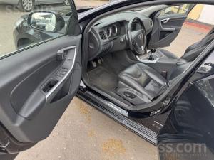 Black Volvo V60 2012 in Riga, with an engine capacity of 2.40 L and mileage of 248 thousand km for 6550 €, photo 14 on AUTOMOTO.COM.LV