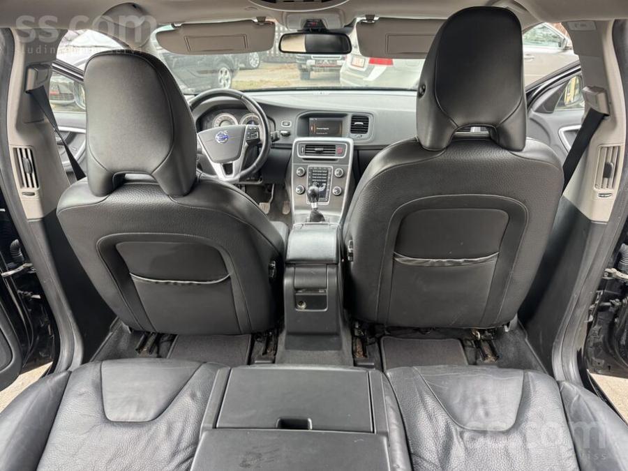 Black Volvo V60 2012 in Riga, with an engine capacity of 2.40 L and mileage of 248 thousand km for 6550 €, photo 16 on AUTOMOTO.COM.LV