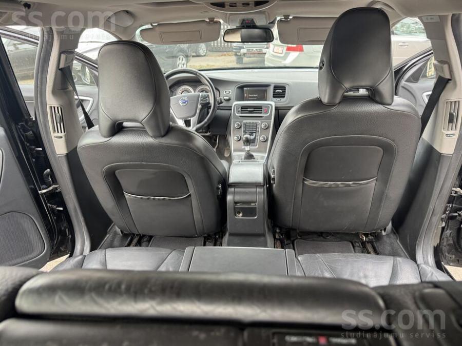 Black Volvo V60 2012 in Riga, with an engine capacity of 2.40 L and mileage of 248 thousand km for 6550 €, photo 17 on AUTOMOTO.COM.LV