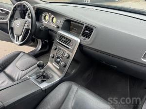 Black Volvo V60 2012 in Riga, with an engine capacity of 2.40 L and mileage of 248 thousand km for 6550 €, photo 19 on AUTOMOTO.COM.LV
