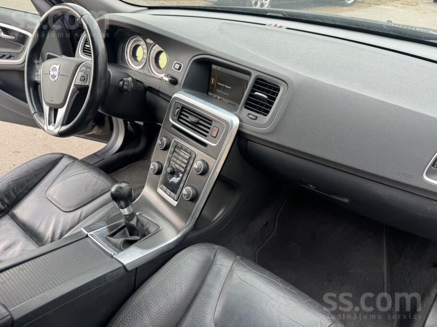 Black Volvo V60 2012 in Riga, with an engine capacity of 2.40 L and mileage of 248 thousand km for 6550 €, photo 19 on AUTOMOTO.COM.LV