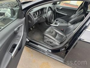 Black Volvo V60 2012 in Riga, with an engine capacity of 2.40 L and mileage of 248 thousand km for 6550 €, photo 21 on AUTOMOTO.COM.LV