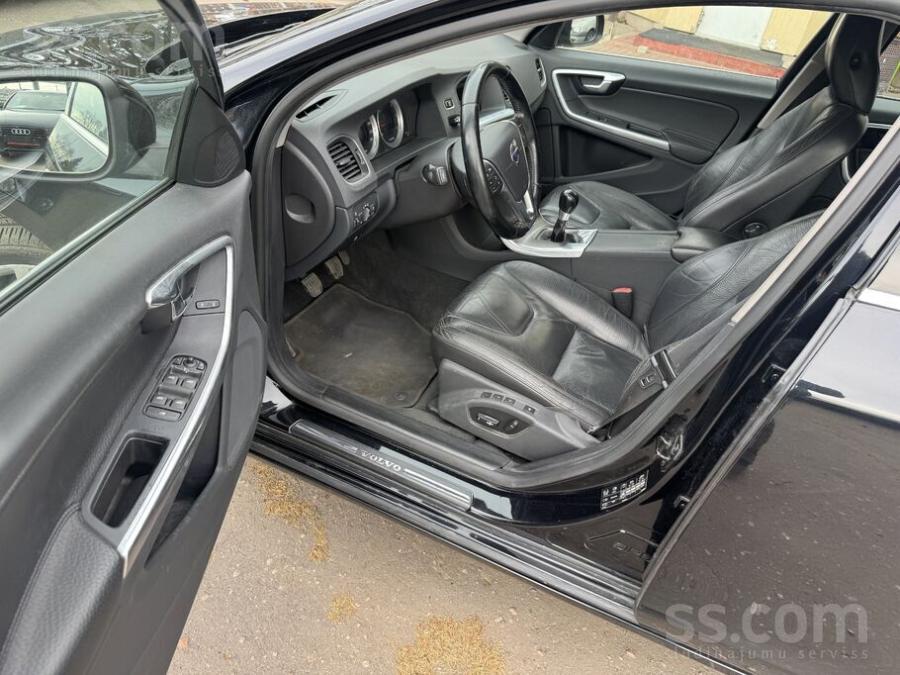 Black Volvo V60 2012 in Riga, with an engine capacity of 2.40 L and mileage of 248 thousand km for 6550 €, photo 21 on AUTOMOTO.COM.LV