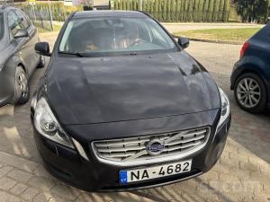 Melns Volvo V60 2012 Valmiera, ar dzinēja tilpumu 1.60 L un nobraukumu 270 tūkst. km par 3650 €, foto  vietnē AUTOMOTO.COM.LV
