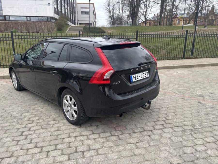 Melns Volvo V60 2012 Valmiera, ar dzinēja tilpumu 1.60 L un nobraukumu 270 tūkst. km par 3650 €, foto 5 vietnē AUTOMOTO.COM.LV