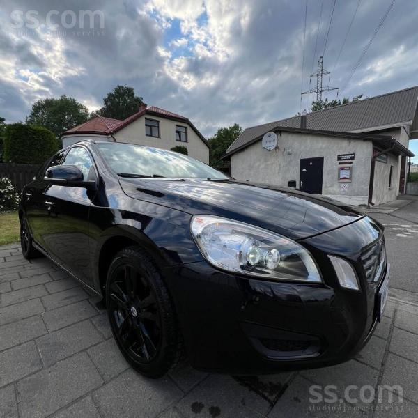 Melns Volvo V60 2012 Rīga, ar dzinēja tilpumu 1.60 L un nobraukumu 318 tūkst. km par 5150 €, foto 1 vietnē AUTOMOTO.COM.LV