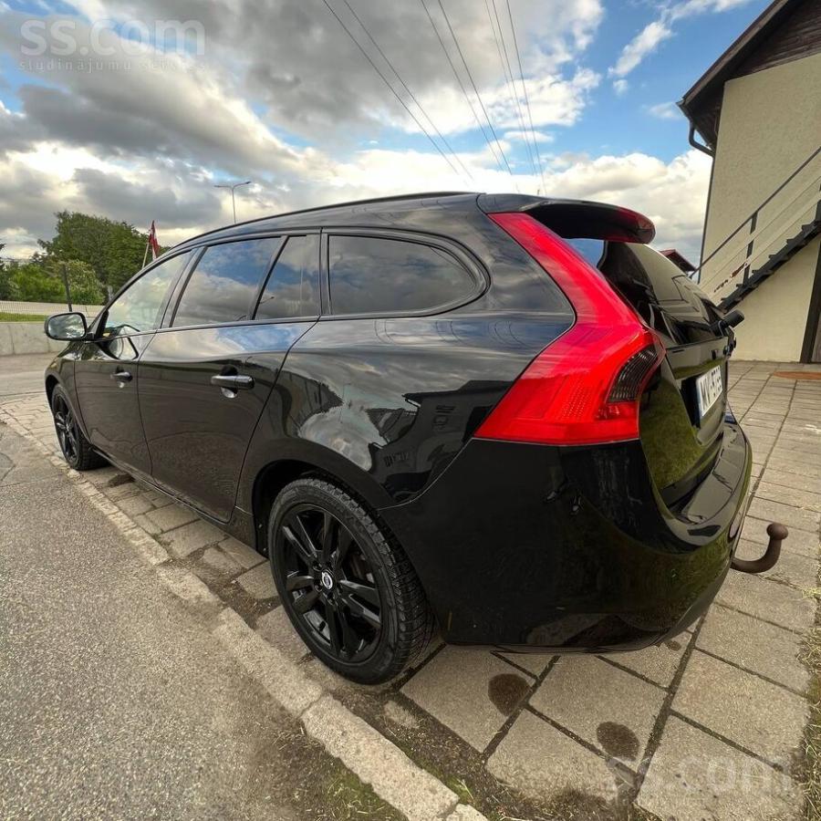 Black Volvo V60 2012 in Riga, with an engine capacity of 1.60 L and mileage of 318 thousand km for 5150 €, photo 5 on AUTOMOTO.COM.LV