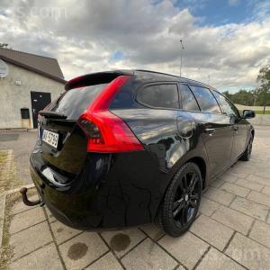 Black Volvo V60 2012 in Riga, with an engine capacity of 1.60 L and mileage of 318 thousand km for 5150 €, photo 6 on AUTOMOTO.COM.LV