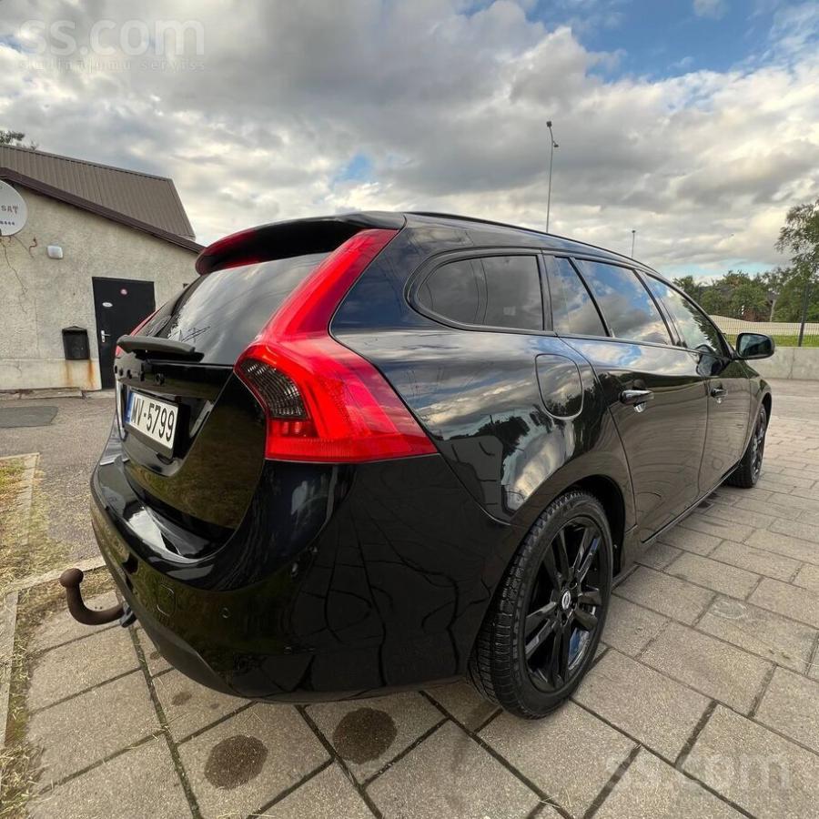 Black Volvo V60 2012 in Riga, with an engine capacity of 1.60 L and mileage of 318 thousand km for 5150 €, photo 6 on AUTOMOTO.COM.LV