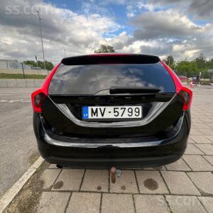 Black Volvo V60 2012 in Riga, with an engine capacity of 1.60 L and mileage of 318 thousand km for 5150 €, photo 7 on AUTOMOTO.COM.LV