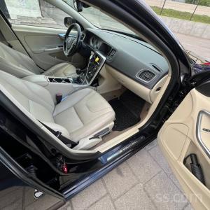 Black Volvo V60 2012 in Riga, with an engine capacity of 1.60 L and mileage of 318 thousand km for 5150 €, photo 12 on AUTOMOTO.COM.LV
