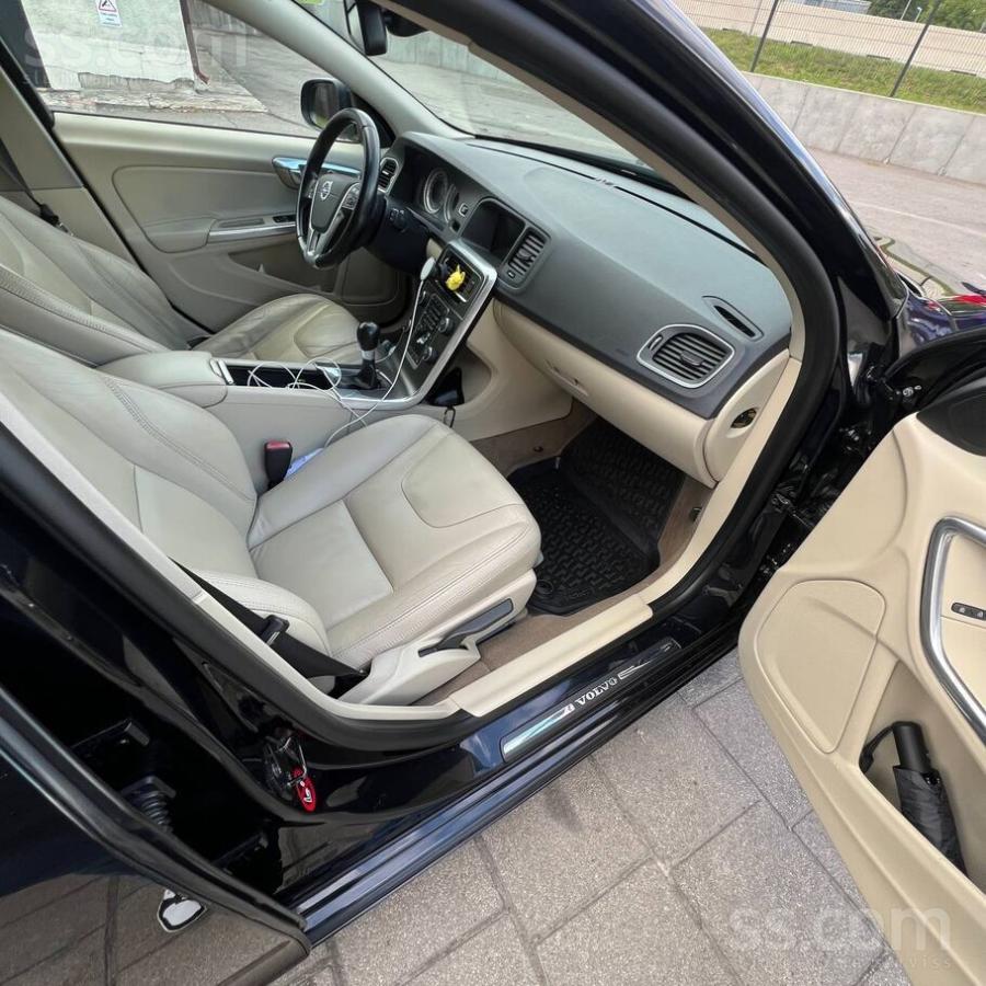 Black Volvo V60 2012 in Riga, with an engine capacity of 1.60 L and mileage of 318 thousand km for 5150 €, photo 12 on AUTOMOTO.COM.LV