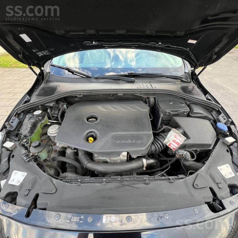 Black Volvo V60 2012 in Riga, with an engine capacity of 1.60 L and mileage of 318 thousand km for 5150 €, photo 13 on AUTOMOTO.COM.LV