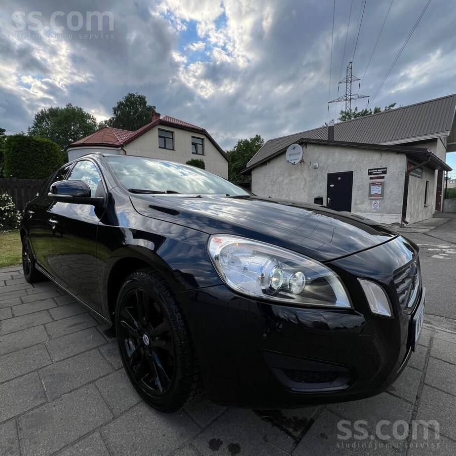 Melns Volvo V60 2012 Rīga, ar dzinēja tilpumu 1.60 L un nobraukumu 318 tūkst. km par 5050 €, foto 1 vietnē AUTOMOTO.COM.LV
