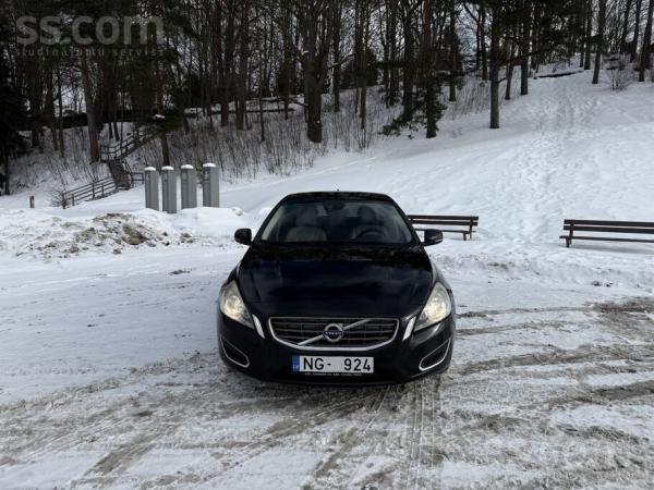 Black Volvo V60 2012 in Tukums, with an engine capacity of 1.60 L and mileage of 334 thousand km for 4100 €, photo 2 on AUTOMOTO.COM.LV