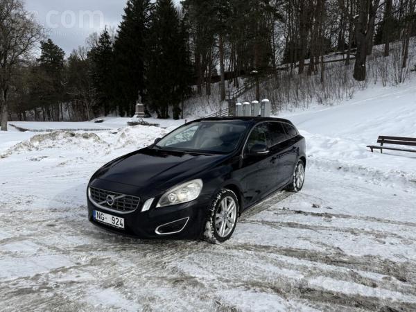 Black Volvo V60 2012 in Tukums, with an engine capacity of 1.60 L and mileage of 334 thousand km for 4100 €, photo 3 on AUTOMOTO.COM.LV