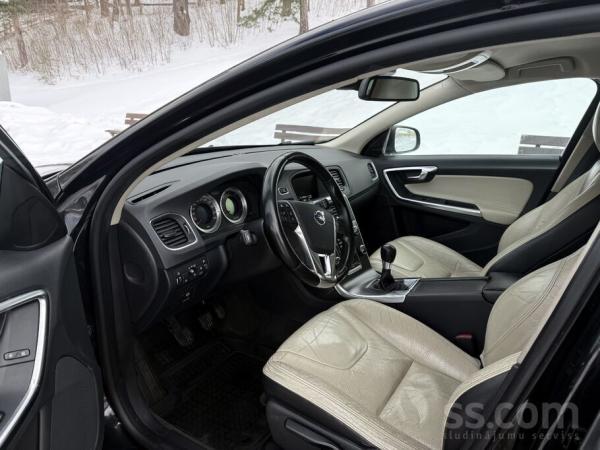 Black Volvo V60 2012 in Tukums, with an engine capacity of 1.60 L and mileage of 334 thousand km for 4100 €, photo 4 on AUTOMOTO.COM.LV