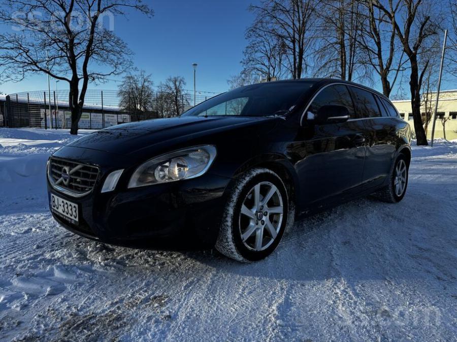 Black Volvo V60 2012 in Dobele, with an engine capacity of 2.00 L and mileage of 405 thousand km for 4350 €, photo 3 on AUTOMOTO.COM.LV