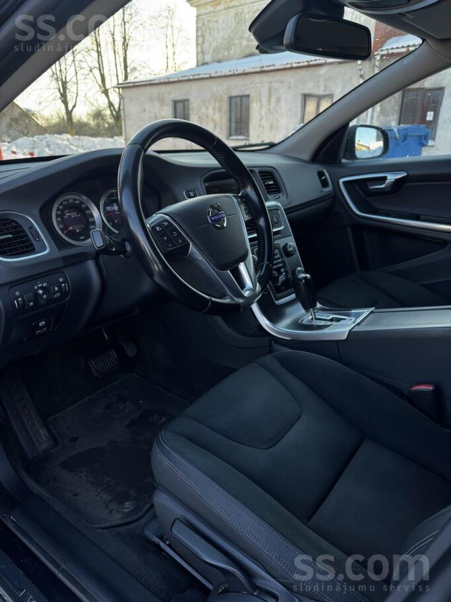 Black Volvo V60 2012 in Dobele, with an engine capacity of 2.00 L and mileage of 405 thousand km for 4350 €, photo 6 on AUTOMOTO.COM.LV