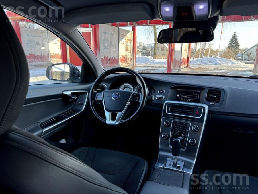 Black Volvo V60 2012 in Dobele, with an engine capacity of 2.00 L and mileage of 405 thousand km for 4350 €, photo 7 on AUTOMOTO.COM.LV