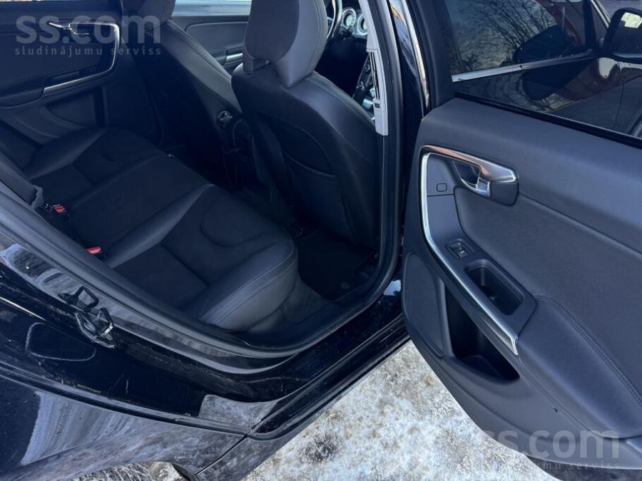 Black Volvo V60 2012 in Dobele, with an engine capacity of 2.00 L and mileage of 405 thousand km for 4350 €, photo 8 on AUTOMOTO.COM.LV