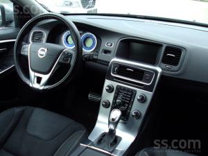 Black Volvo V60 2012 in Riga, with an engine capacity of 2.40 L and mileage of 212 thousand km for 9500 €, photo 7 on AUTOMOTO.COM.LV