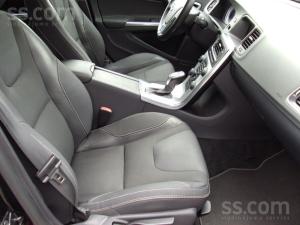 Black Volvo V60 2012 in Riga, with an engine capacity of 2.40 L and mileage of 212 thousand km for 9500 €, photo 8 on AUTOMOTO.COM.LV