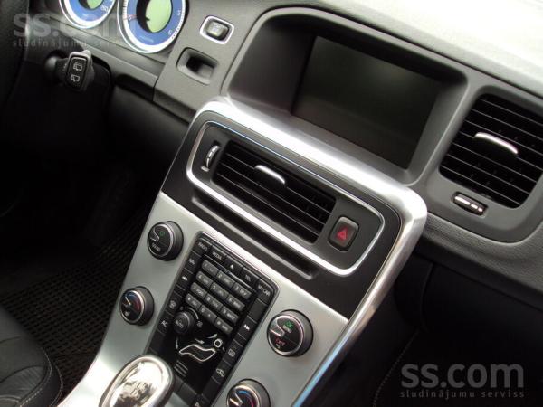 Melns Volvo V60 2012 Rīga, ar dzinēja tilpumu 2.40 L un nobraukumu 212 tūkst. km par 9500 €, foto 8 vietnē AUTOMOTO.COM.LV