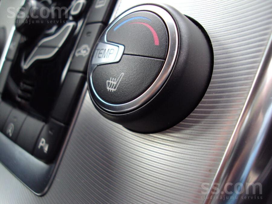 Black Volvo V60 2012 in Riga, with an engine capacity of 2.40 L and mileage of 212 thousand km for 9500 €, photo 10 on AUTOMOTO.COM.LV
