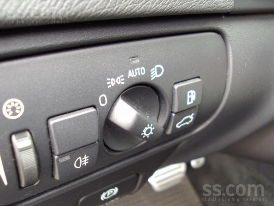 Black Volvo V60 2012 in Riga, with an engine capacity of 2.40 L and mileage of 212 thousand km for 9500 €, photo 13 on AUTOMOTO.COM.LV