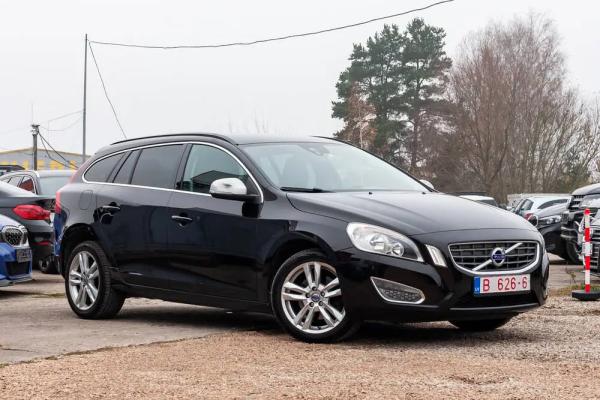 Black Volvo V60 2012 in Riga, with an engine capacity of 1.60 L and mileage of 238 thousand km for 4995 €, photo 1 on AUTOMOTO.COM.LV