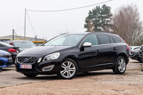 Black Volvo V60 2012 in Riga, with an engine capacity of 1.60 L and mileage of 238 thousand km for 4995 €, photo 3 on AUTOMOTO.COM.LV