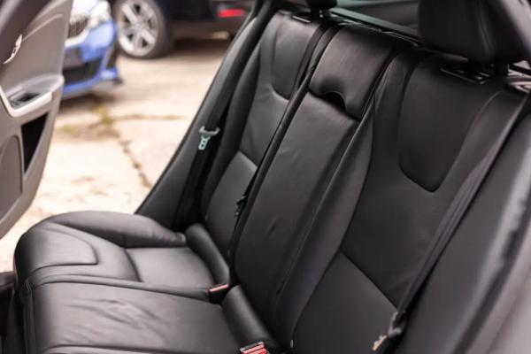Black Volvo V60 2012 in Riga, with an engine capacity of 1.60 L and mileage of 238 thousand km for 4995 €, photo 9 on AUTOMOTO.COM.LV