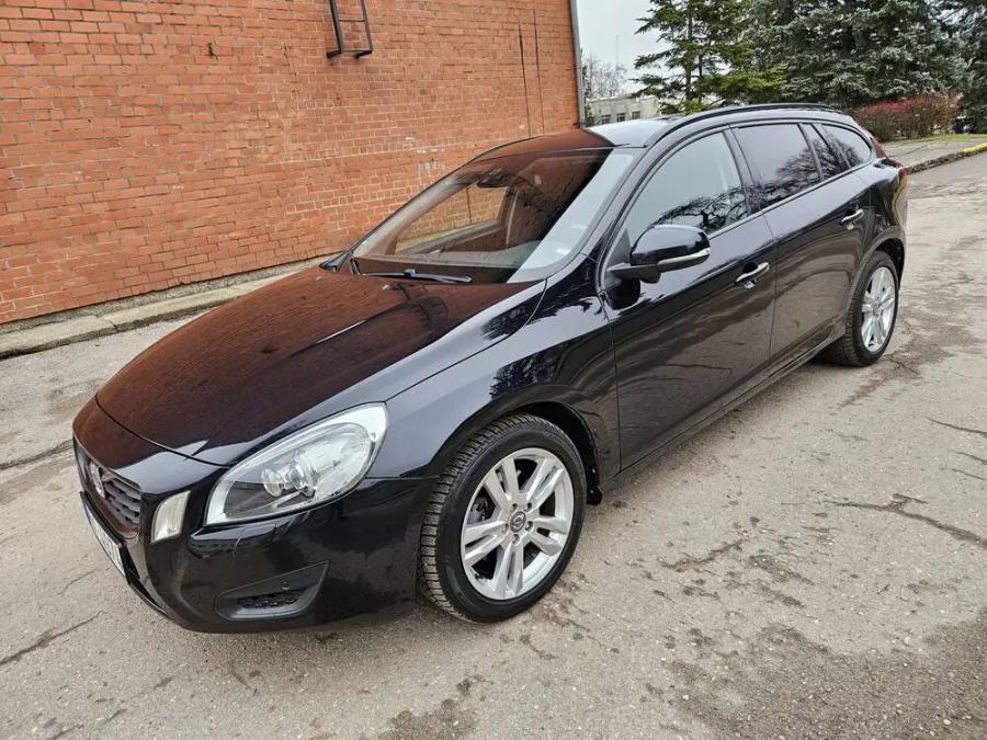 Melns Volvo V60 2012 Jēkabpils, ar dzinēja tilpumu 2.00 L un nobraukumu 281 tūkst. km par 4500 €, foto 1 vietnē AUTOMOTO.COM.LV