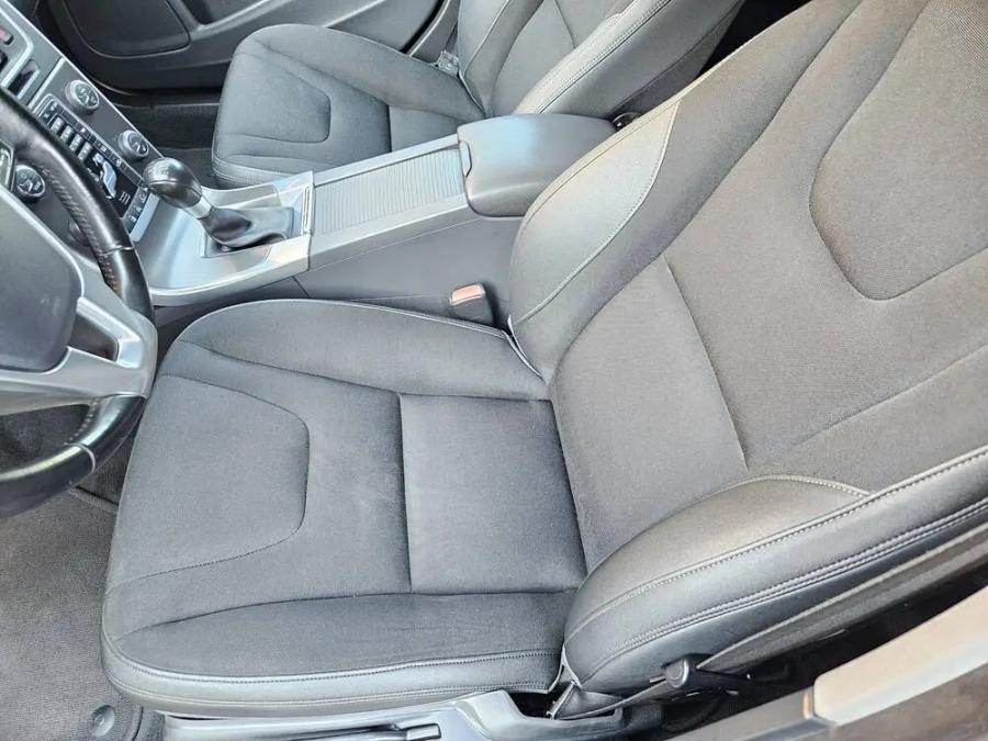 Melns Volvo V60 2012 Jēkabpils, ar dzinēja tilpumu 2.00 L un nobraukumu 281 tūkst. km par 4500 €, foto 4 vietnē AUTOMOTO.COM.LV