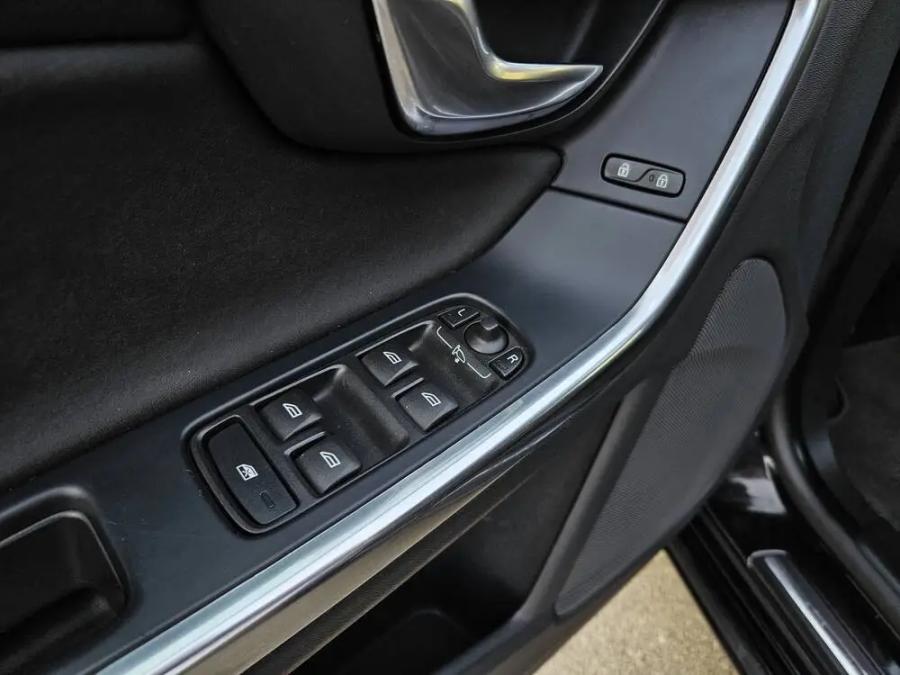 Melns Volvo V60 2012 Jēkabpils, ar dzinēja tilpumu 2.00 L un nobraukumu 281 tūkst. km par 4500 €, foto 5 vietnē AUTOMOTO.COM.LV