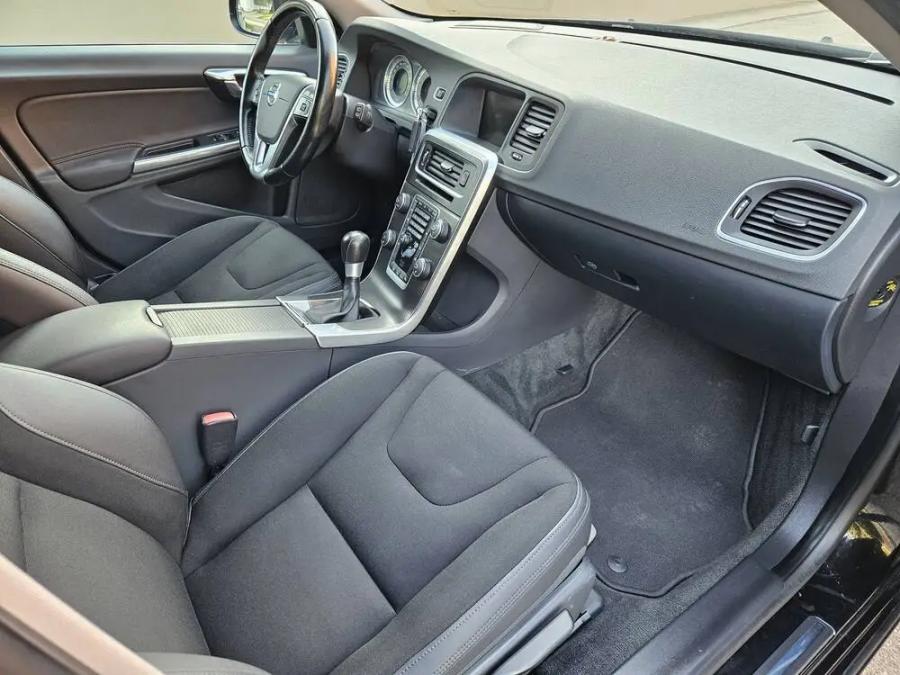 Melns Volvo V60 2012 Jēkabpils, ar dzinēja tilpumu 2.00 L un nobraukumu 281 tūkst. km par 4500 €, foto 8 vietnē AUTOMOTO.COM.LV