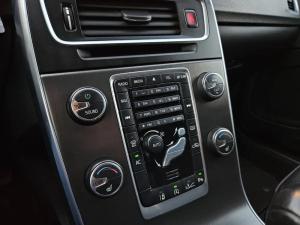 Melns Volvo V60 2012 Jēkabpils, ar dzinēja tilpumu 2.00 L un nobraukumu 281 tūkst. km par 4500 €, foto 12 vietnē AUTOMOTO.COM.LV